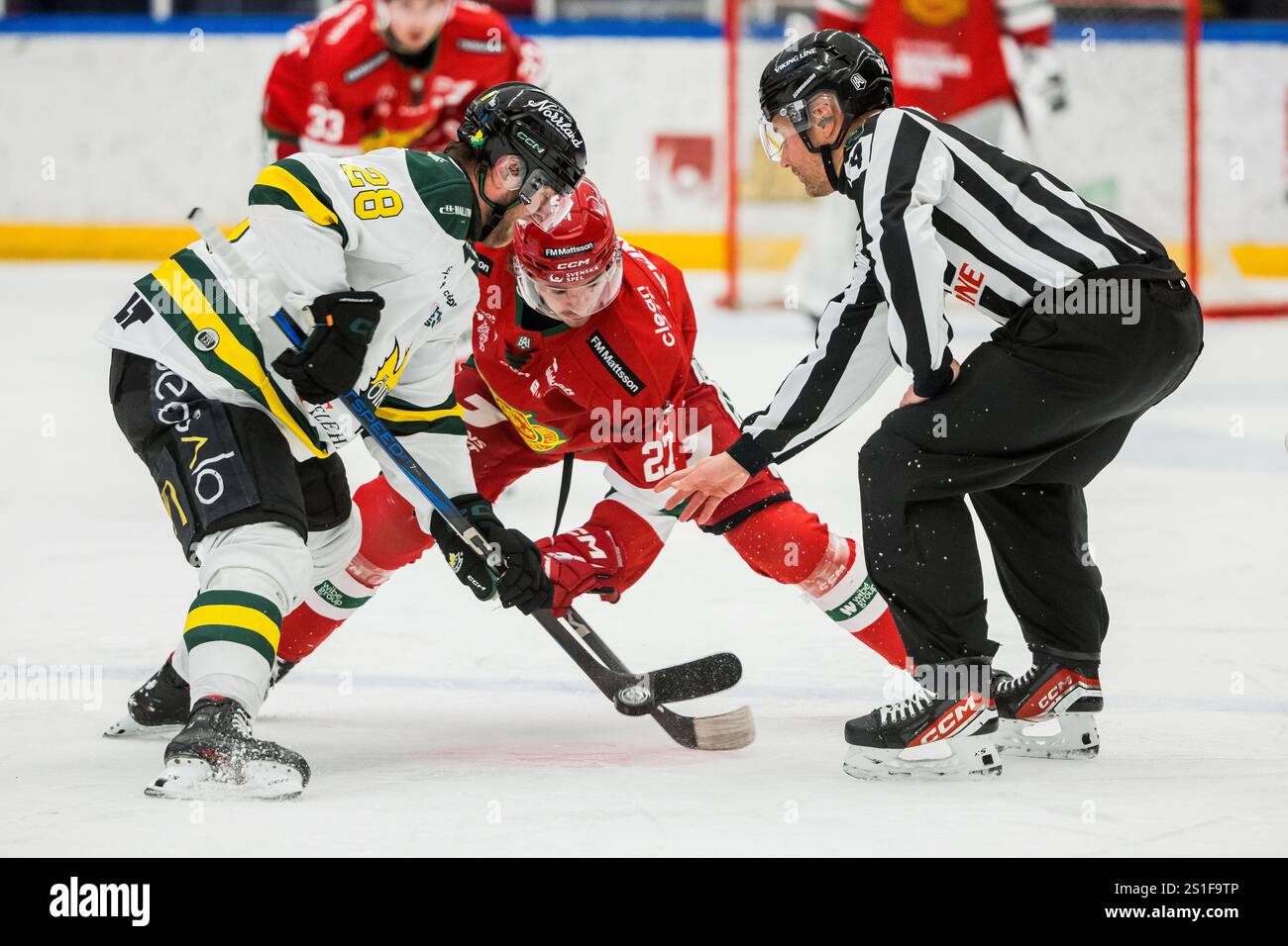 Mora, Sverige. 03rd Jan, 2025. 250103 Östersunds Sebastian Fakt och Moras Ludvig Levinsson under ...