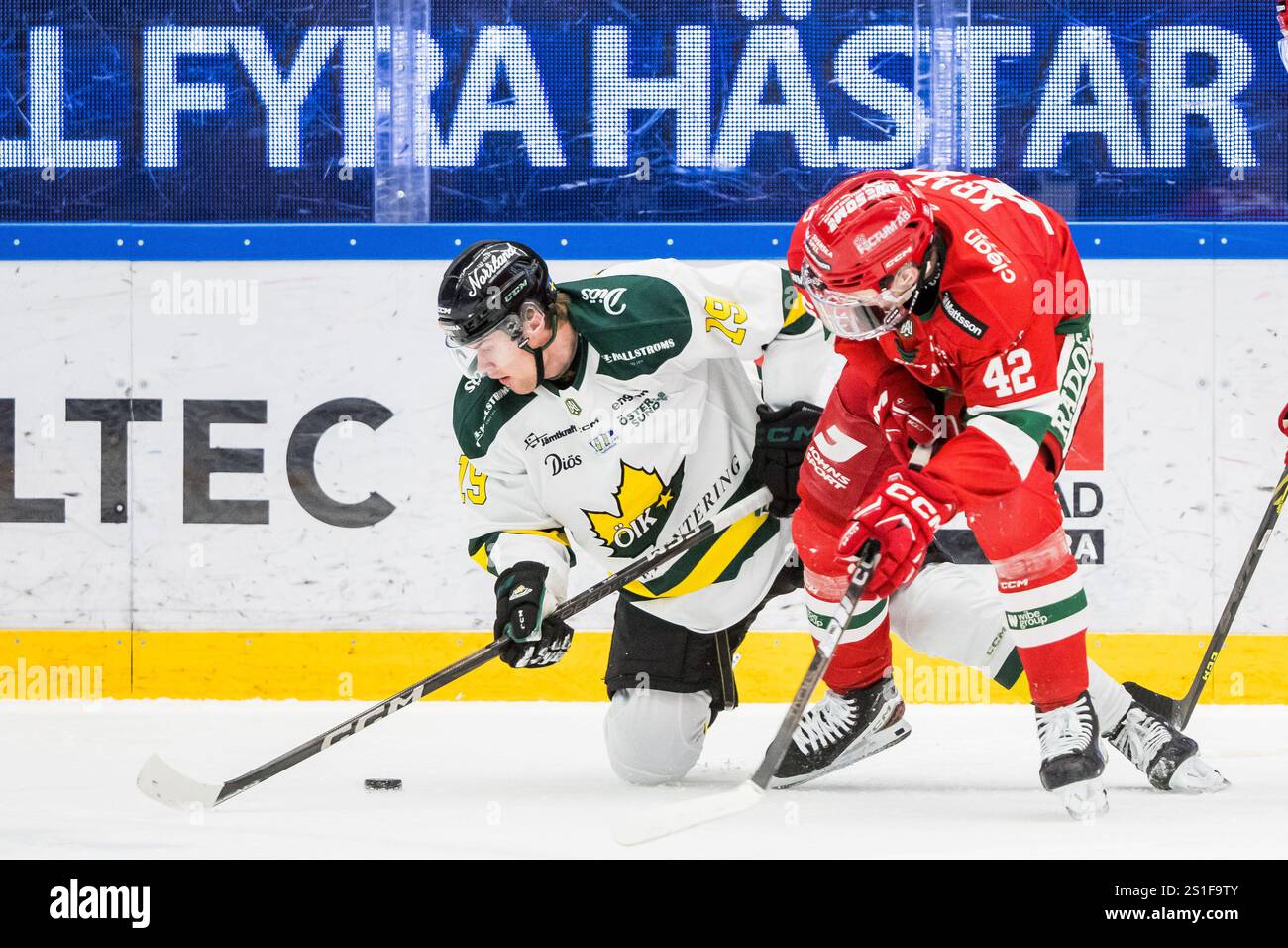 Mora, Sverige. 03rd Jan, 2025. 250103 Östersunds Isak Garfve och Moras Kalle Kratz under ...