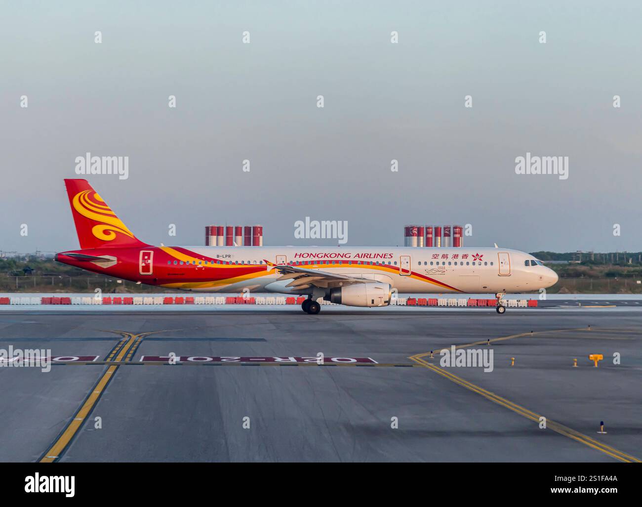 Flughafen Bangkok-Suvarnabhumi. Flugzeug auf dem Vorfeld. Registrierung ...