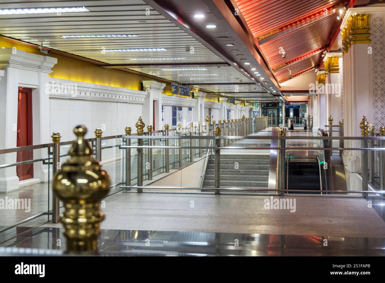 Moderne Station der U-Bahn MRT in Bangkok. // 28.11.2024: Bangkok ...