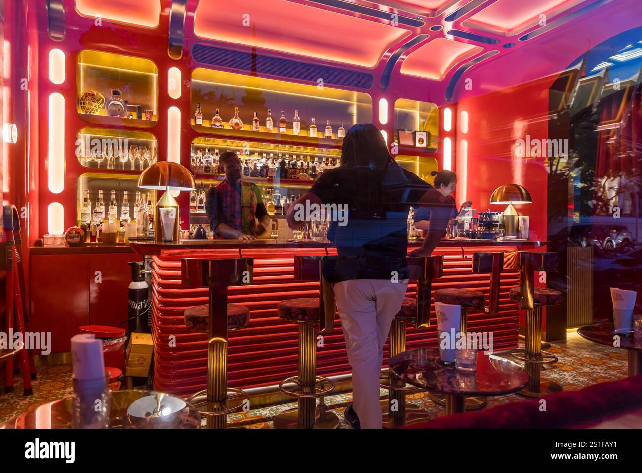 Nusara, trendige Bar in Bangkok. // 28.11.2024: Bangkok, Thailand, Asien *** Nusara, trendy bar ...
