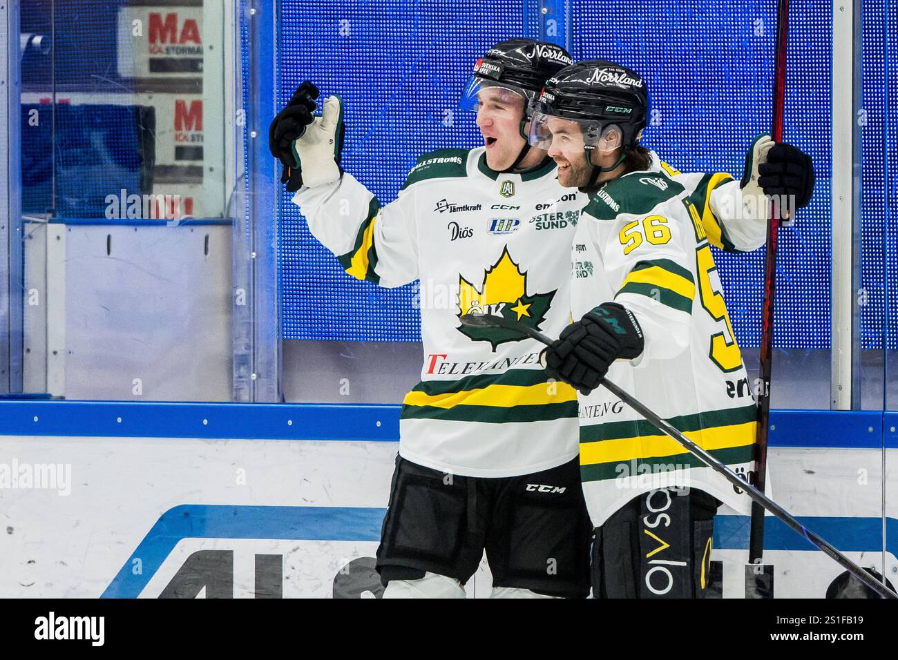 Mora, Sverige. 03rd Jan, 2025. 250103 Östersunds Lucas Pettersson jublar med Anton Öhman efter 1 ...