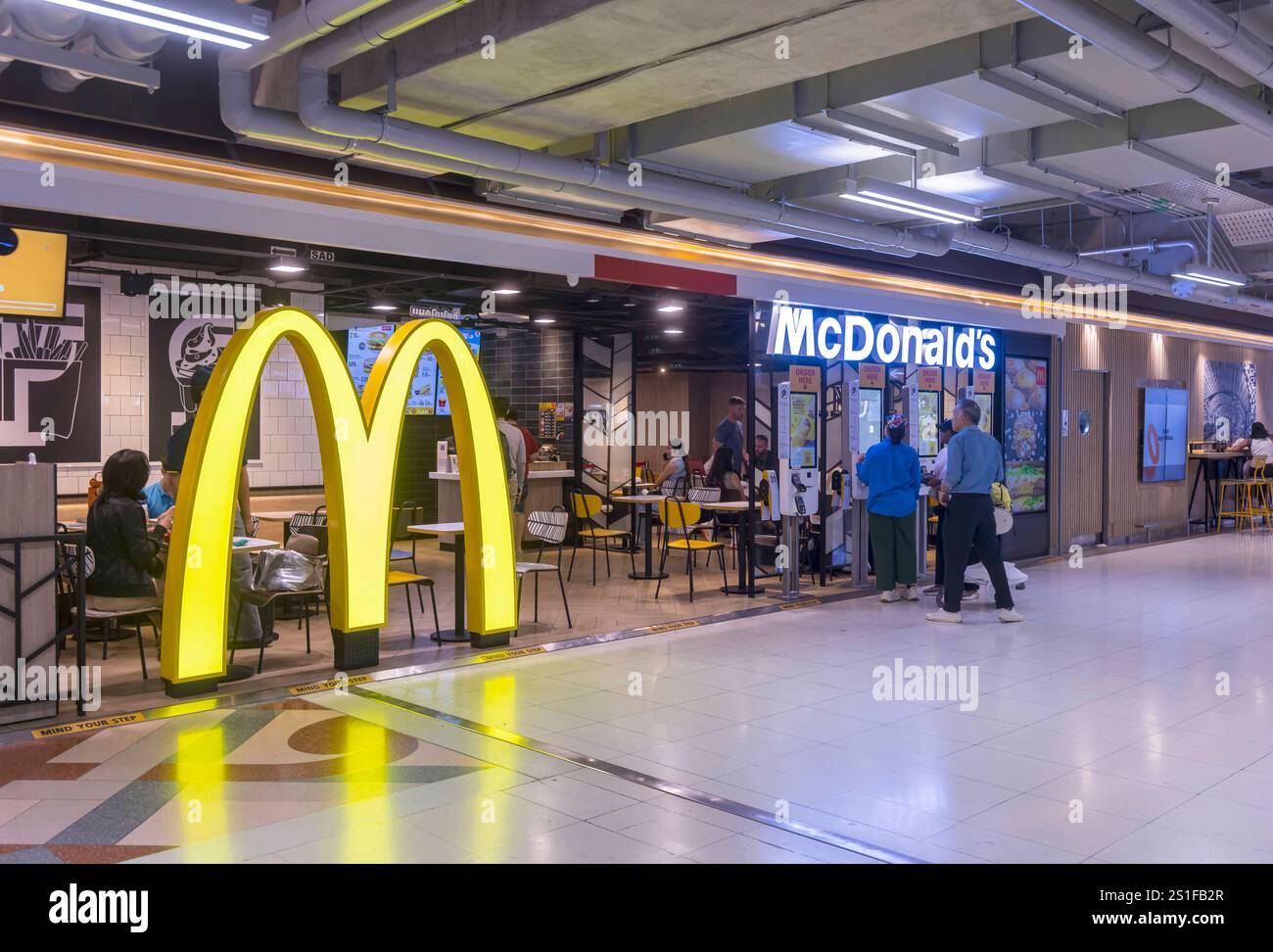 McDonalds im Flughafen Bangkok-Suvarnabhumi // 28.11.2024: Bangkok, Thailand, Asien ...