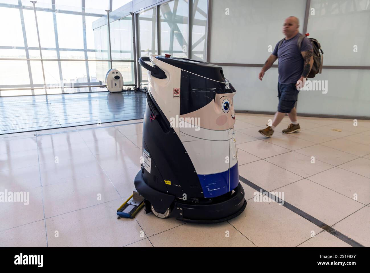 Flughafen Bangkok-Suvarnabhumi. Reinigungsroboter. // 28.11.2024 ...