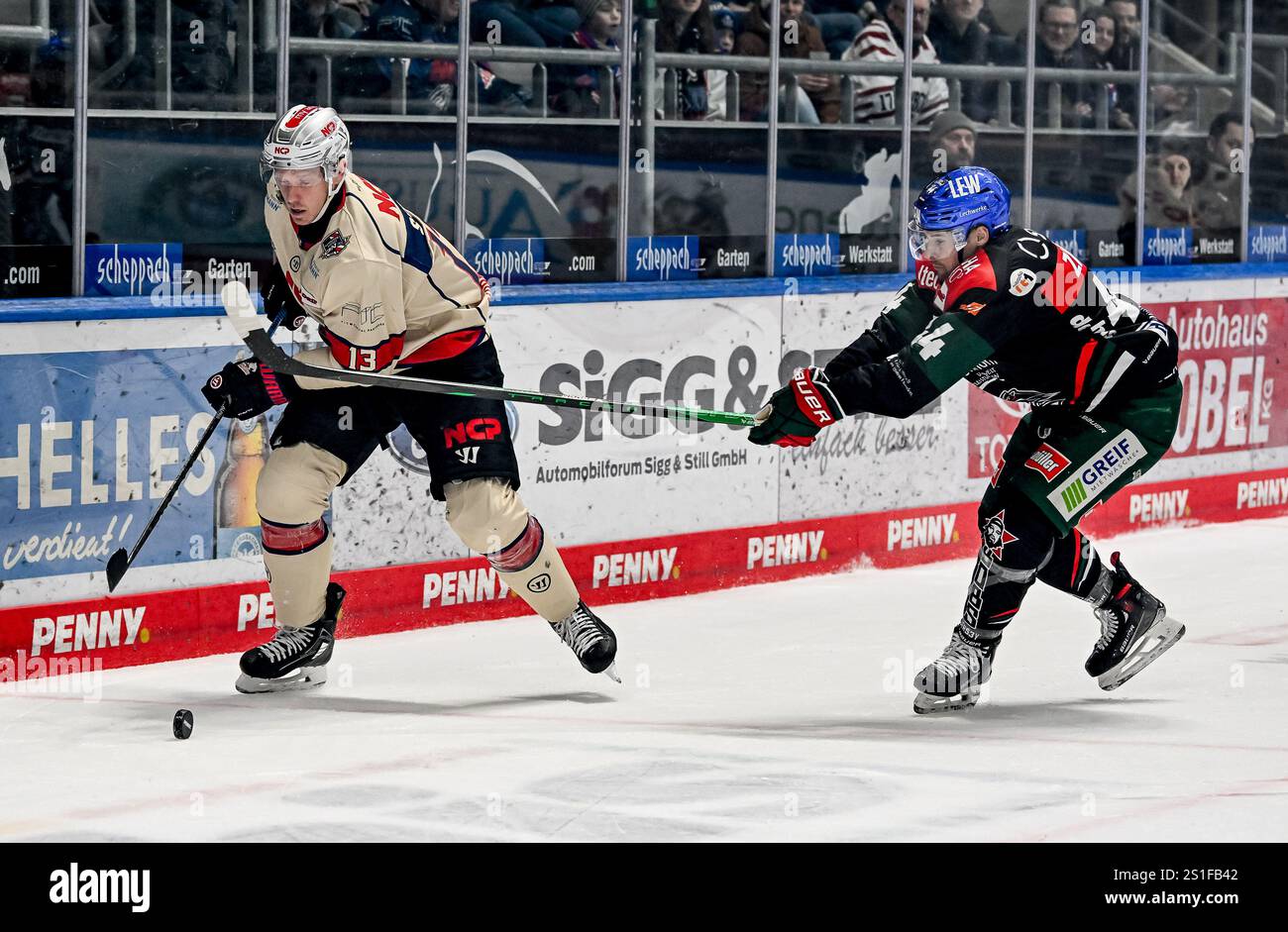 Kampf um den Puck / Zweikampf zwischen Ryan Stoa (Nuernberg Ice Tigers ...