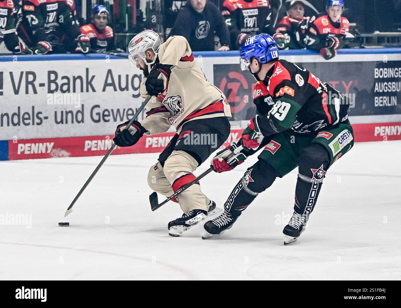 Kampf um den Puck / Zweikampf zwischen Charlie Gerard (Nuernberg Ice ...
