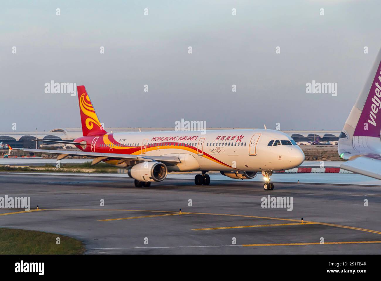 Flughafen Bangkok-Suvarnabhumi. Flugzeug auf dem Vorfeld. Registrierung ...