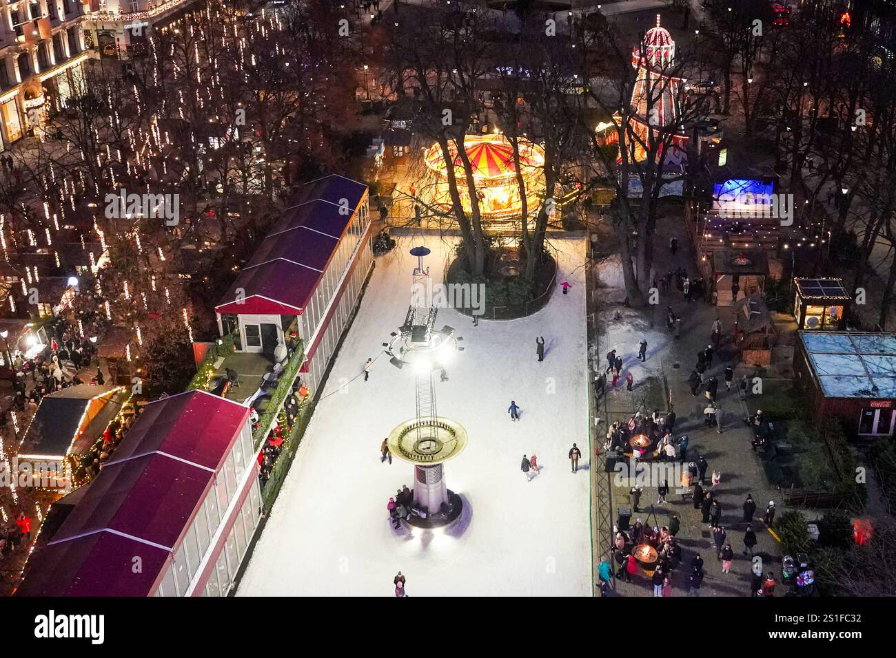Kunsteisbahn auf dem Weihnachtsmarkt Spikersuppa in Oslo in der Karl ...