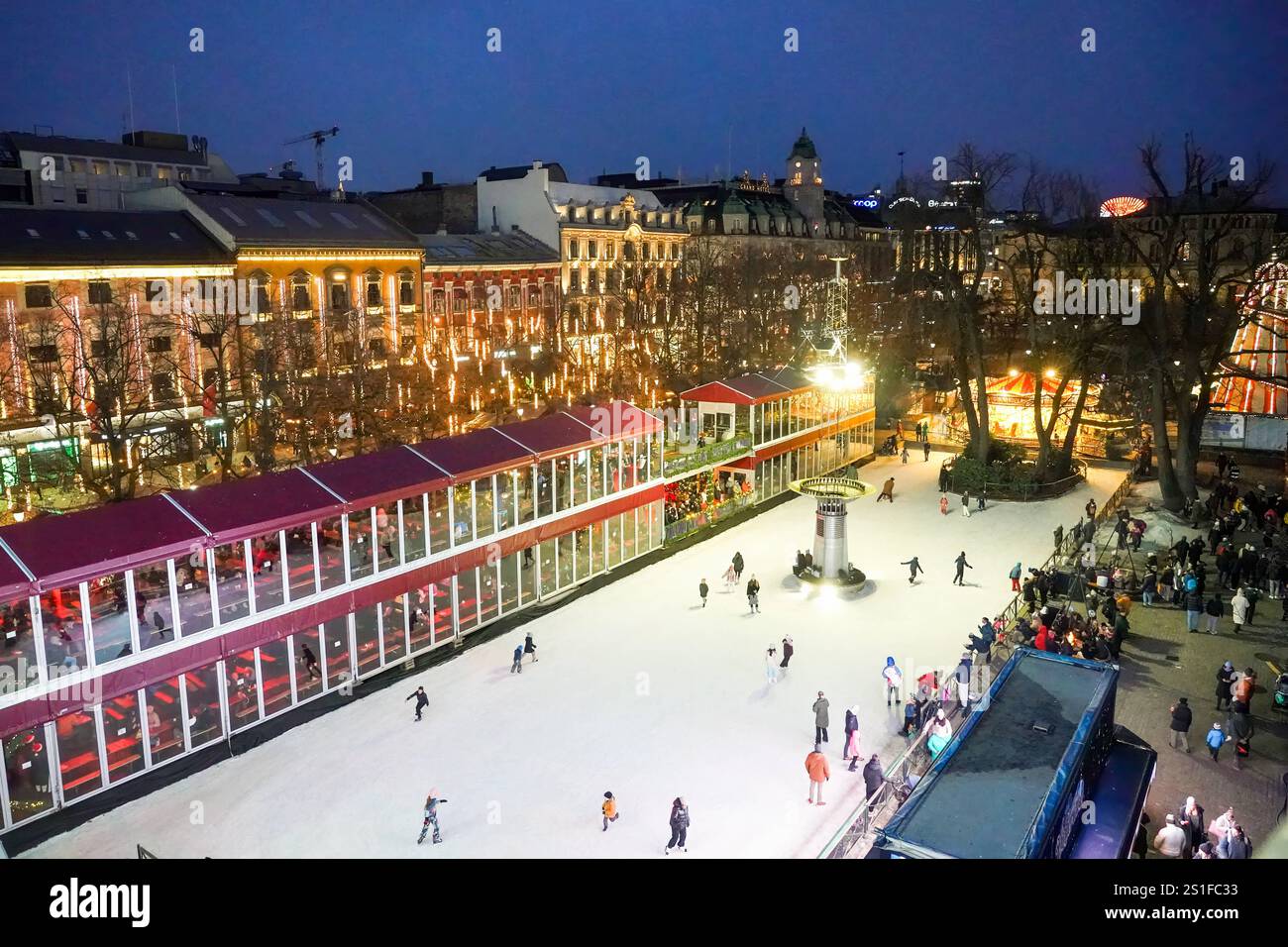 Kunsteisbahn auf dem Weihnachtsmarkt Spikersuppa in Oslo in der Karl ...