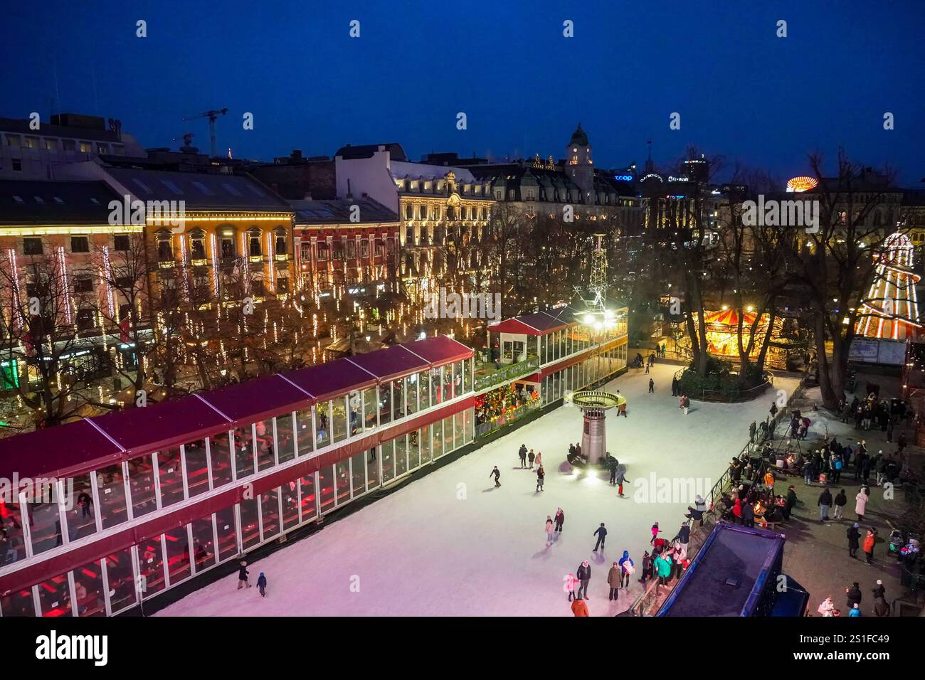 Kunsteisbahn auf dem Weihnachtsmarkt Spikersuppa in Oslo in der Karl ...