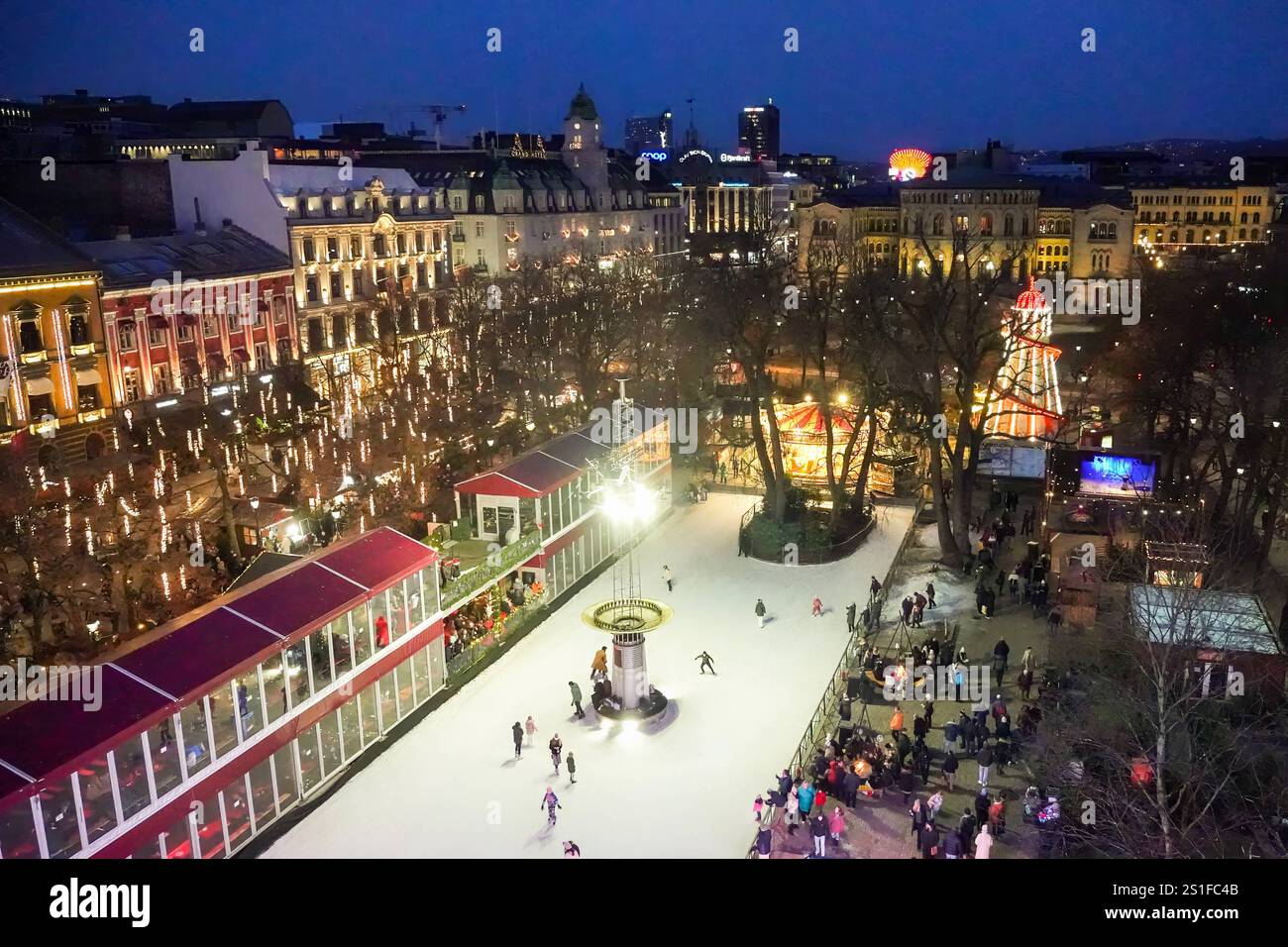 Kunsteisbahn auf dem Weihnachtsmarkt Spikersuppa in Oslo in der Karl ...
