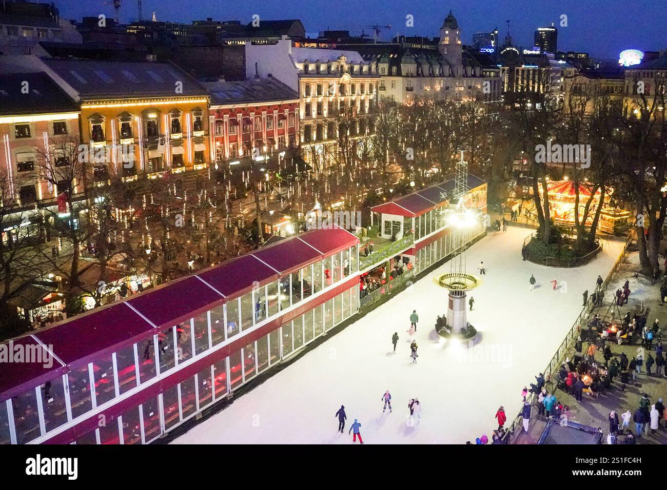 Kunsteisbahn auf dem Weihnachtsmarkt Spikersuppa in Oslo in der Karl ...