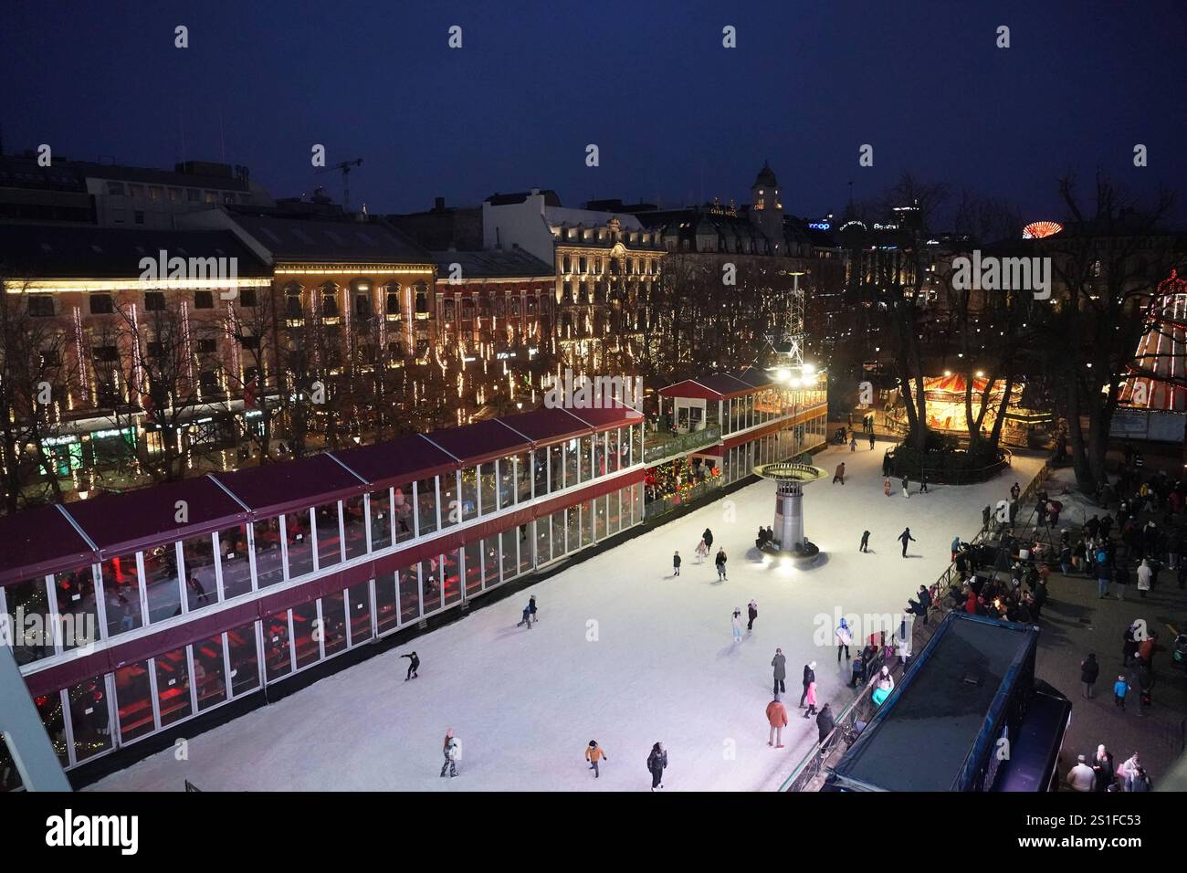 Kunsteisbahn auf dem Weihnachtsmarkt Spikersuppa in Oslo in der Karl ...