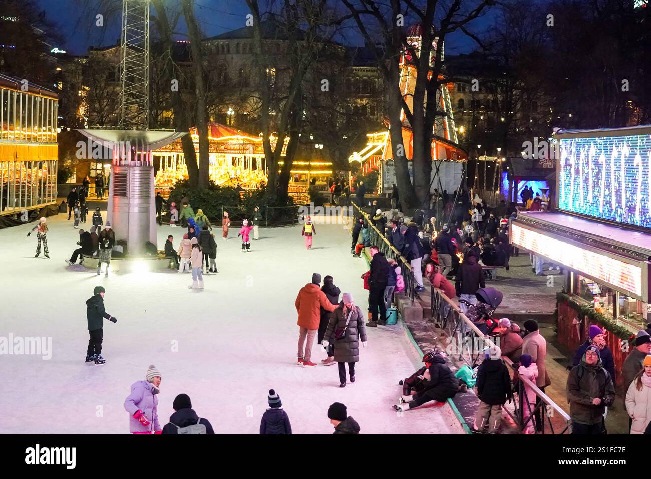 Kunsteisbahn auf dem Weihnachtsmarkt Spikersuppa in Oslo in der Karl ...