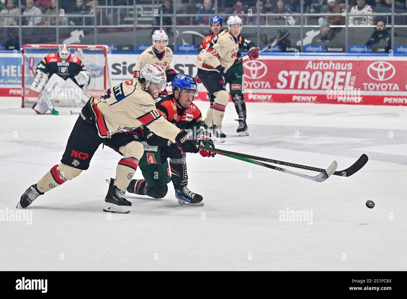 Augsburg, Deutschland. 03rd Jan, 2025. im Duell Evan BARRATT (N?rnberg ...