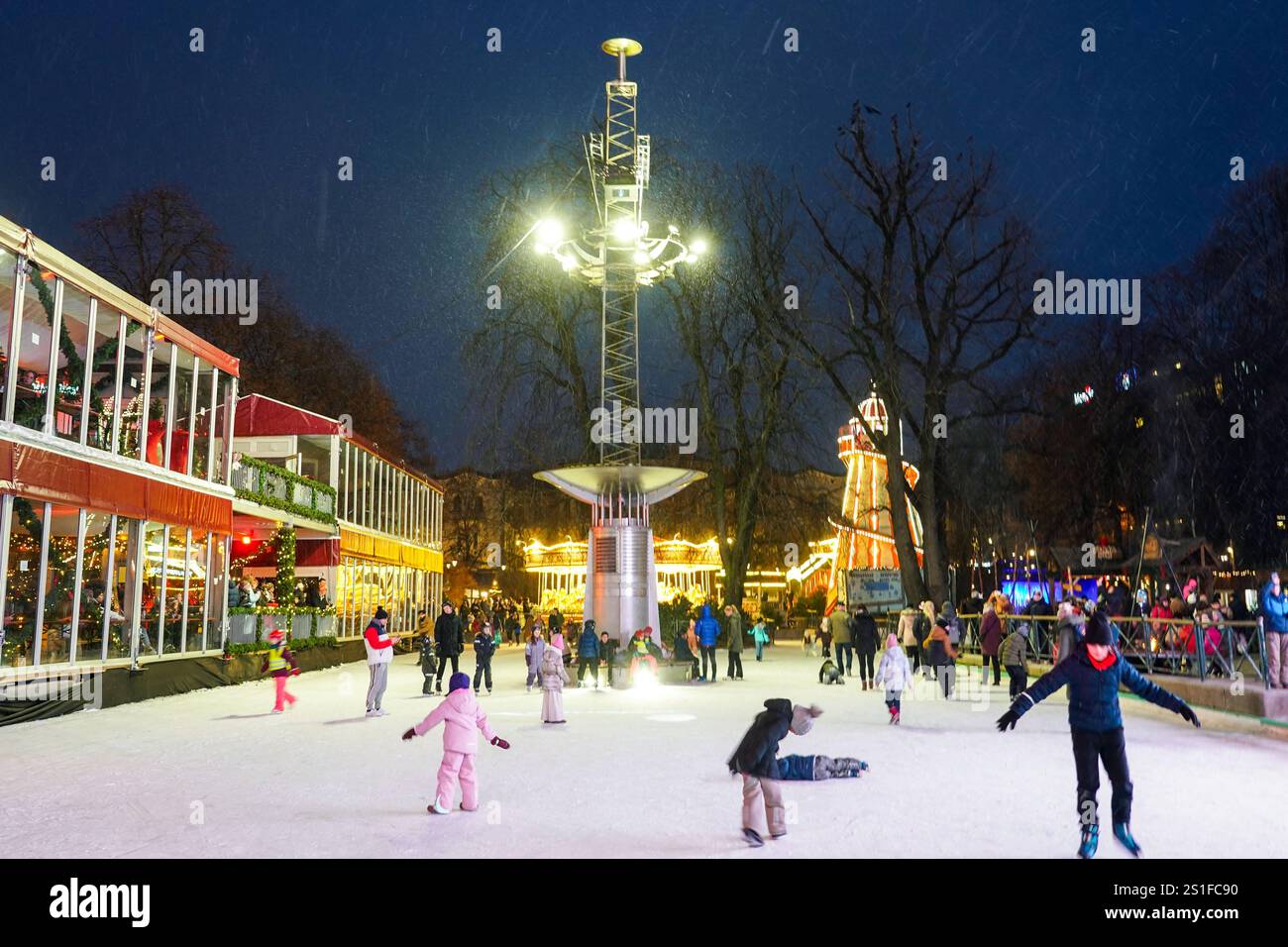 Kunsteisbahn auf dem Weihnachtsmarkt Spikersuppa in Oslo in der Karl ...
