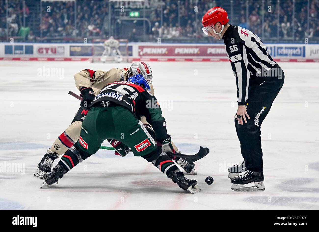 Augsburg, Deutschland. 03rd Jan, 2025. Linesperson Yannik Koziol fuehrt ...