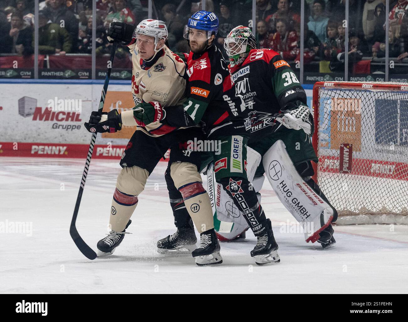 Mick Koehler (Augsburger Panther, #11) verteidigt gegen Ryan Stoa ...