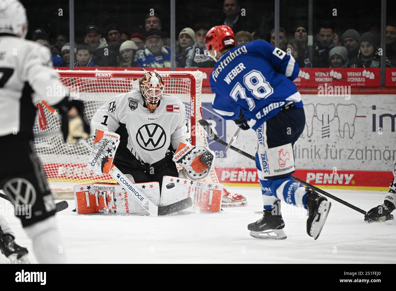 (v.l.n.r.) Dustin Strahlmeier (Grizzlys Wolfsburg #1) Will Weber ...