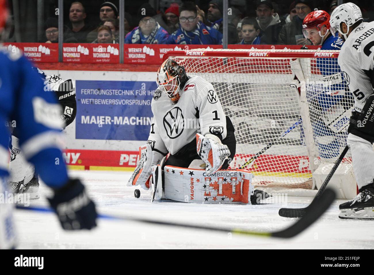 Dustin Strahlmeier (Grizzlys Wolfsburg #1) pariert einen Schuss ...