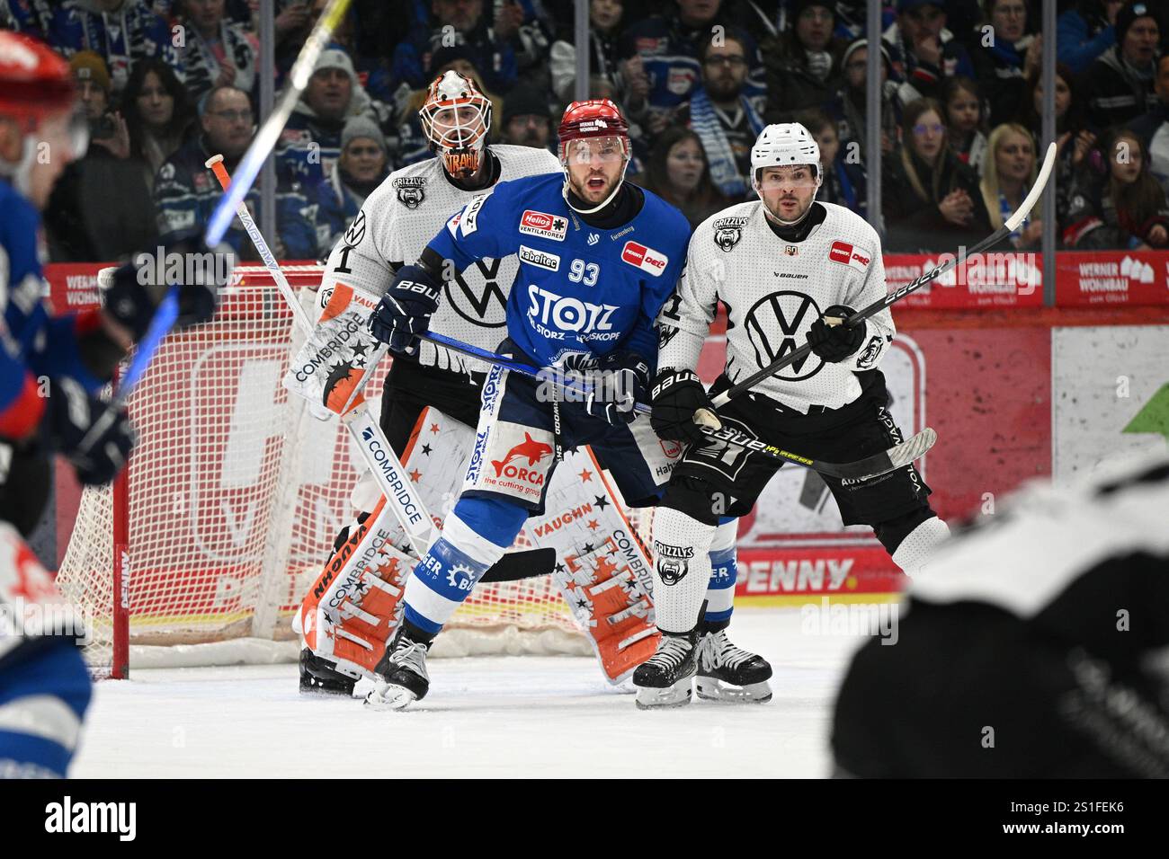 (v.l.n.r.) Dustin Strahlmeier (Grizzlys Wolfsburg #1) Sebastian Uvira ...