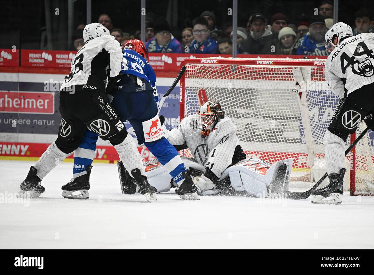 (v.l.n.r.) Zach Senyshyn (Schwenninger Wild Wings #89) Dustin ...