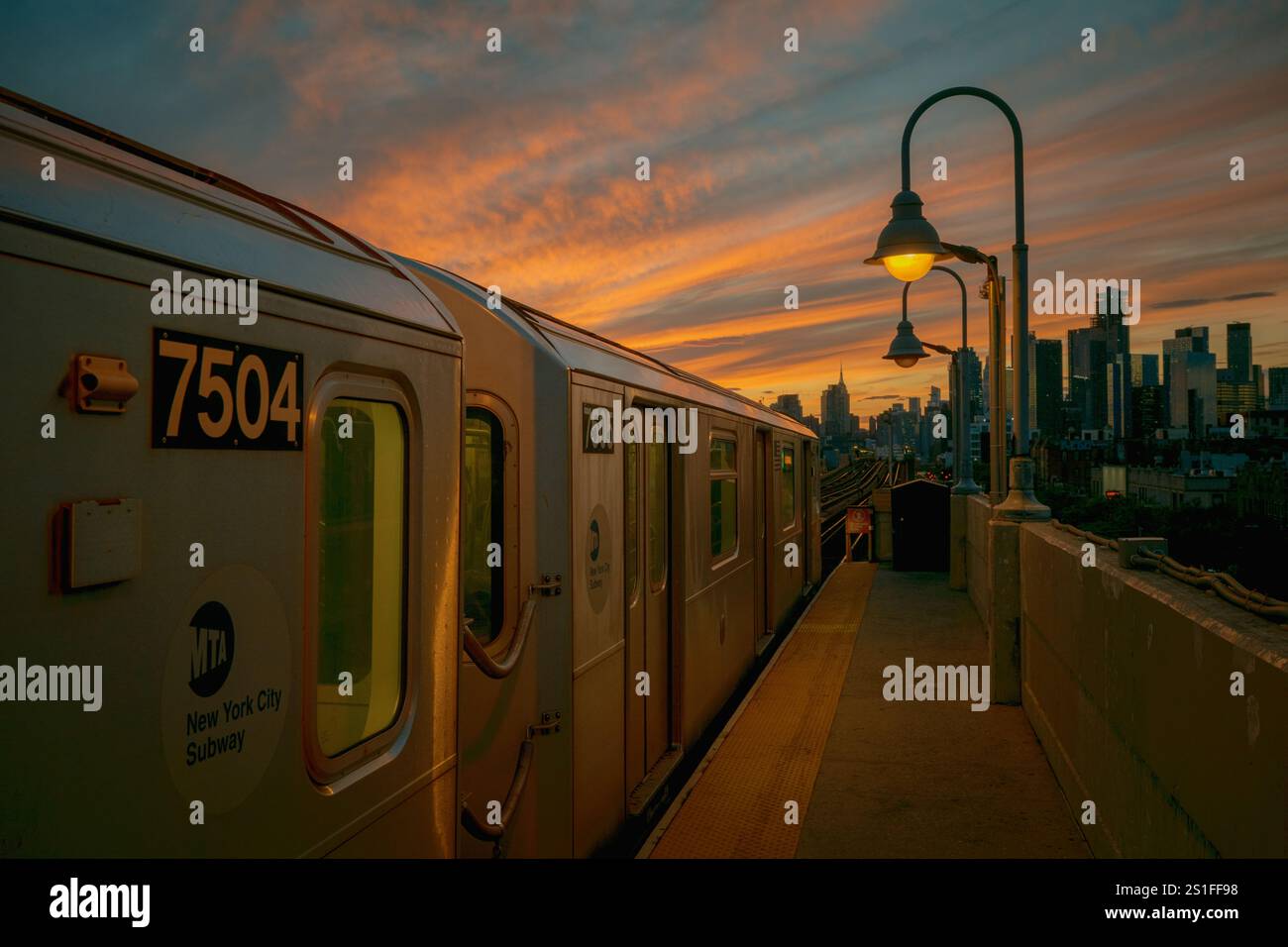 Sunset at the 46 St-Bliss St subway station in Sunnyside, Queens, New ...