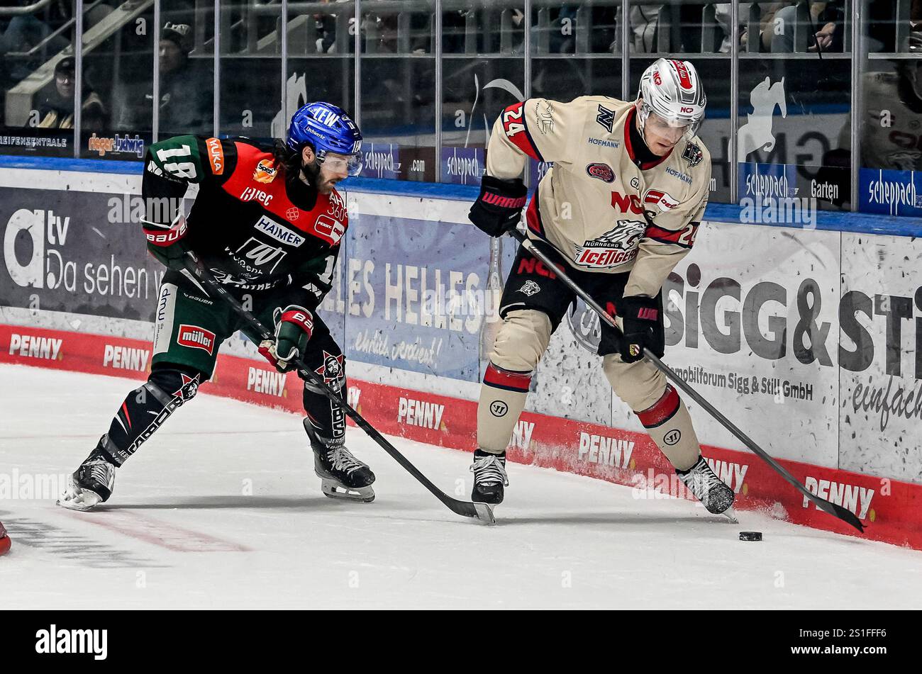 Kampf um den Puck / Zweikampf zwischen Anthony Louis (Augsburger ...