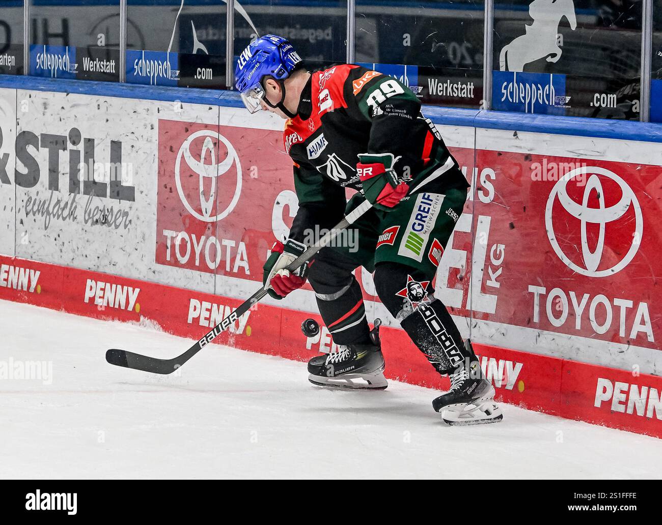 Mark Zengerle (Augsburger Panther, #89) mit dem Puck. GER, Augsburger ...