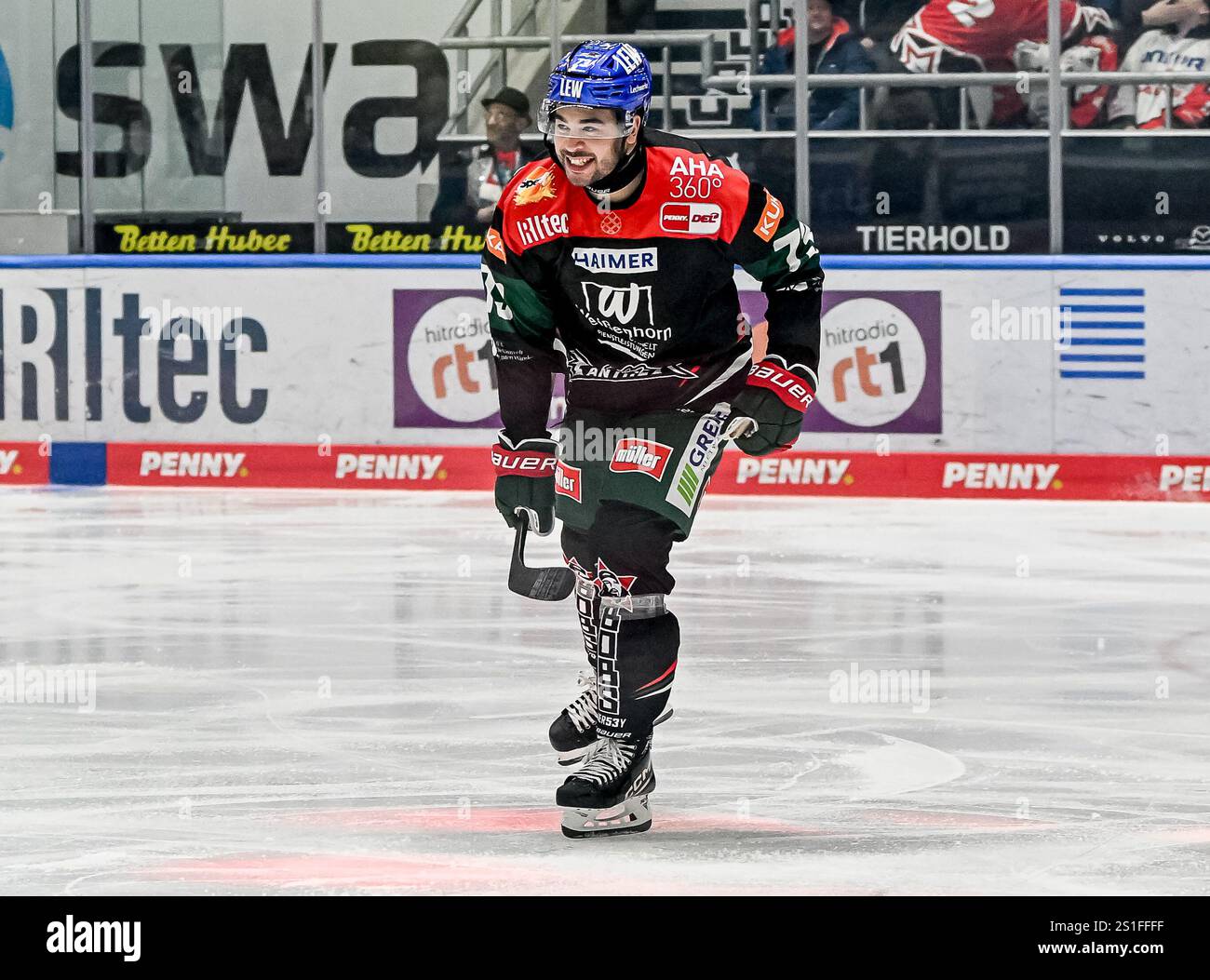 Nick Baptiste (Augsburger Panther, #73) bejubelt sein Tor zum 1:0. GER ...