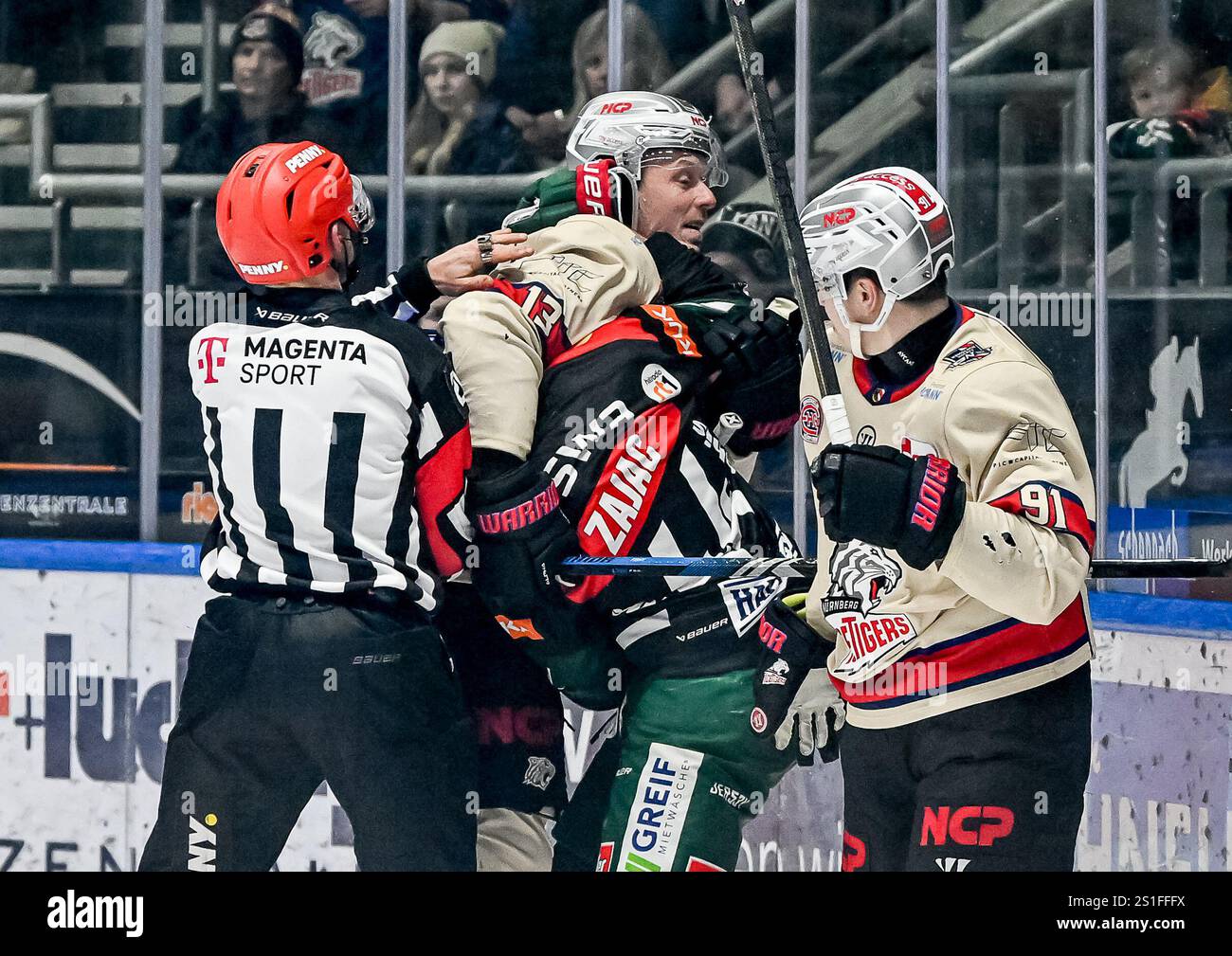 Auseinandersetzung zwischen Ryan Stoa (Nuernberg Ice Tigers, #13) und ...