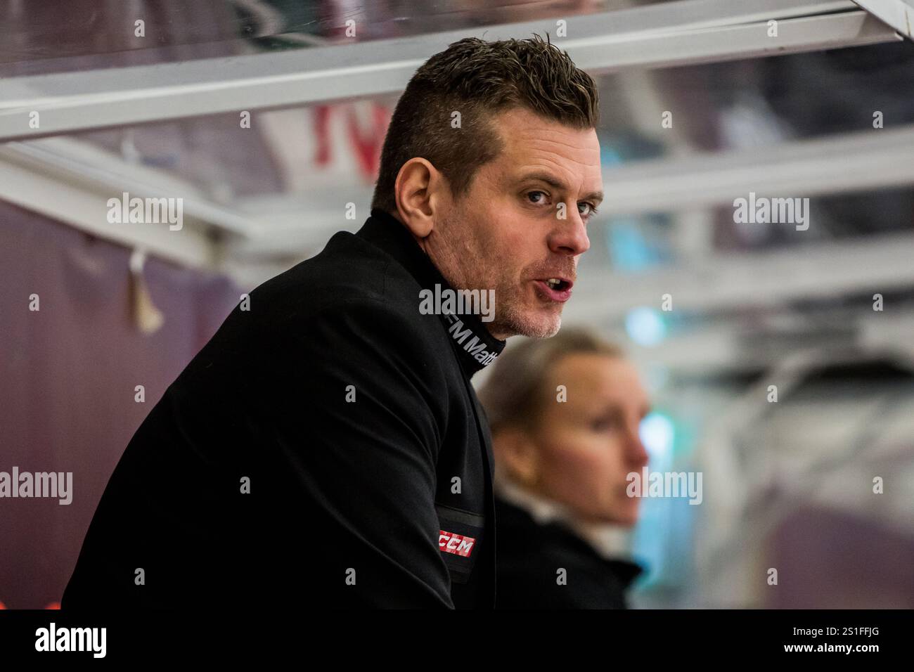 Mora, Sverige. 03rd Jan, 2025. 250103 Moras huvudtränare Daniel Hermansson under ishockeymatchen ...