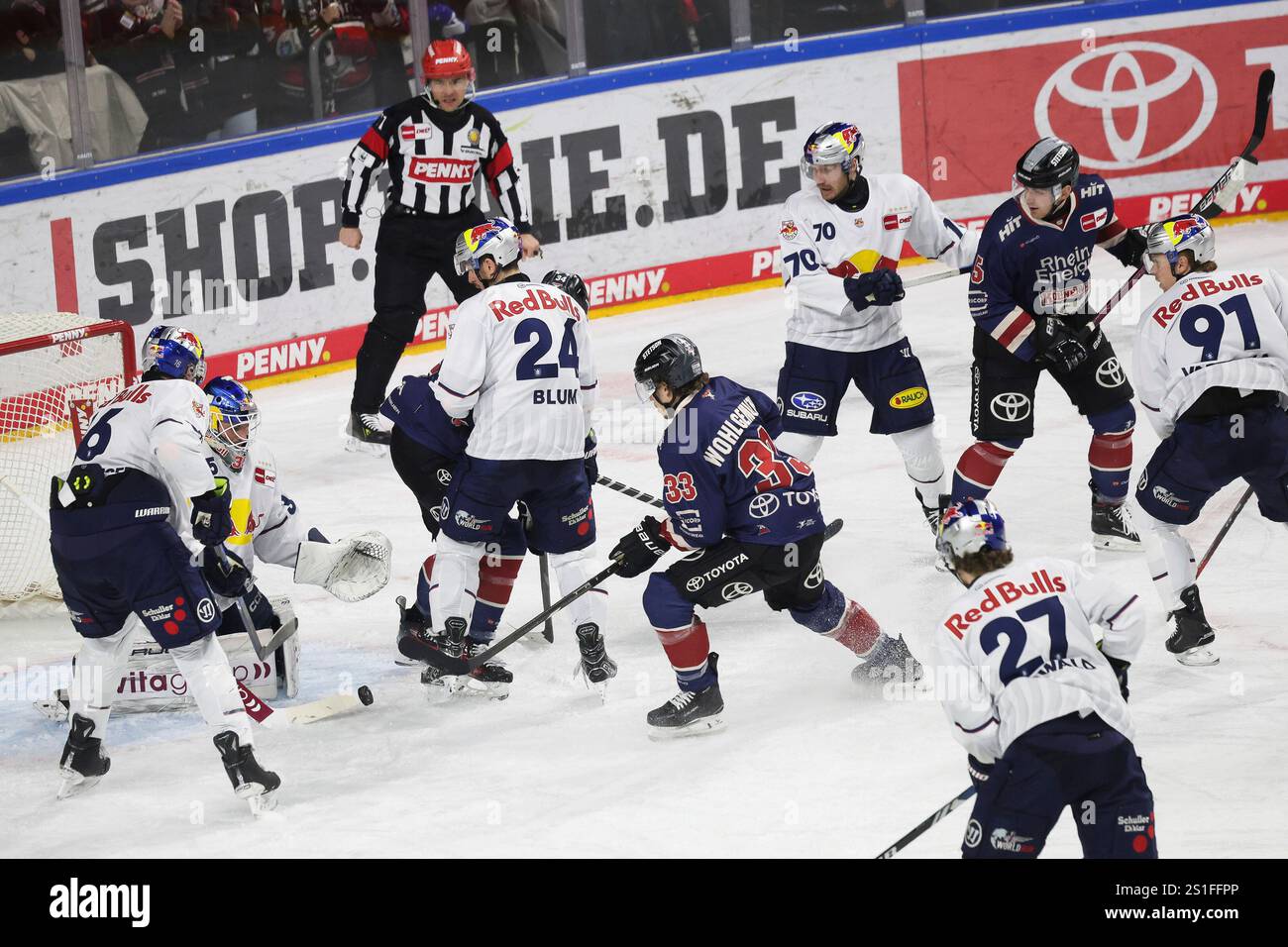 Koeln, Deutschland. 03rd Jan, 2025. Viel los vor dem Muechner Tor: Tim ...