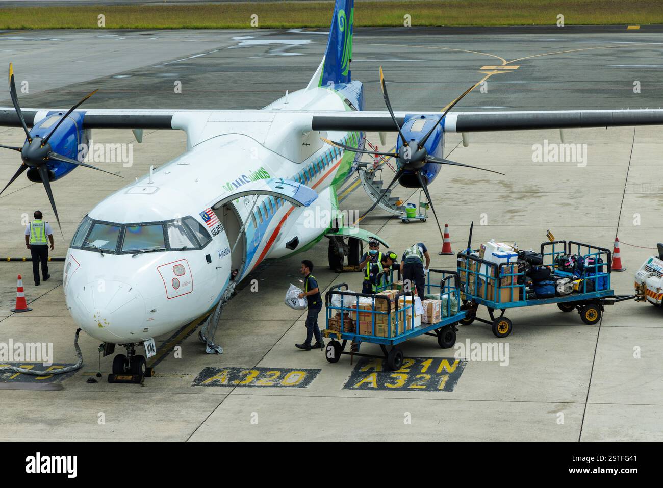 Ground crew loading luggage hi-res stock photography and images - Alamy