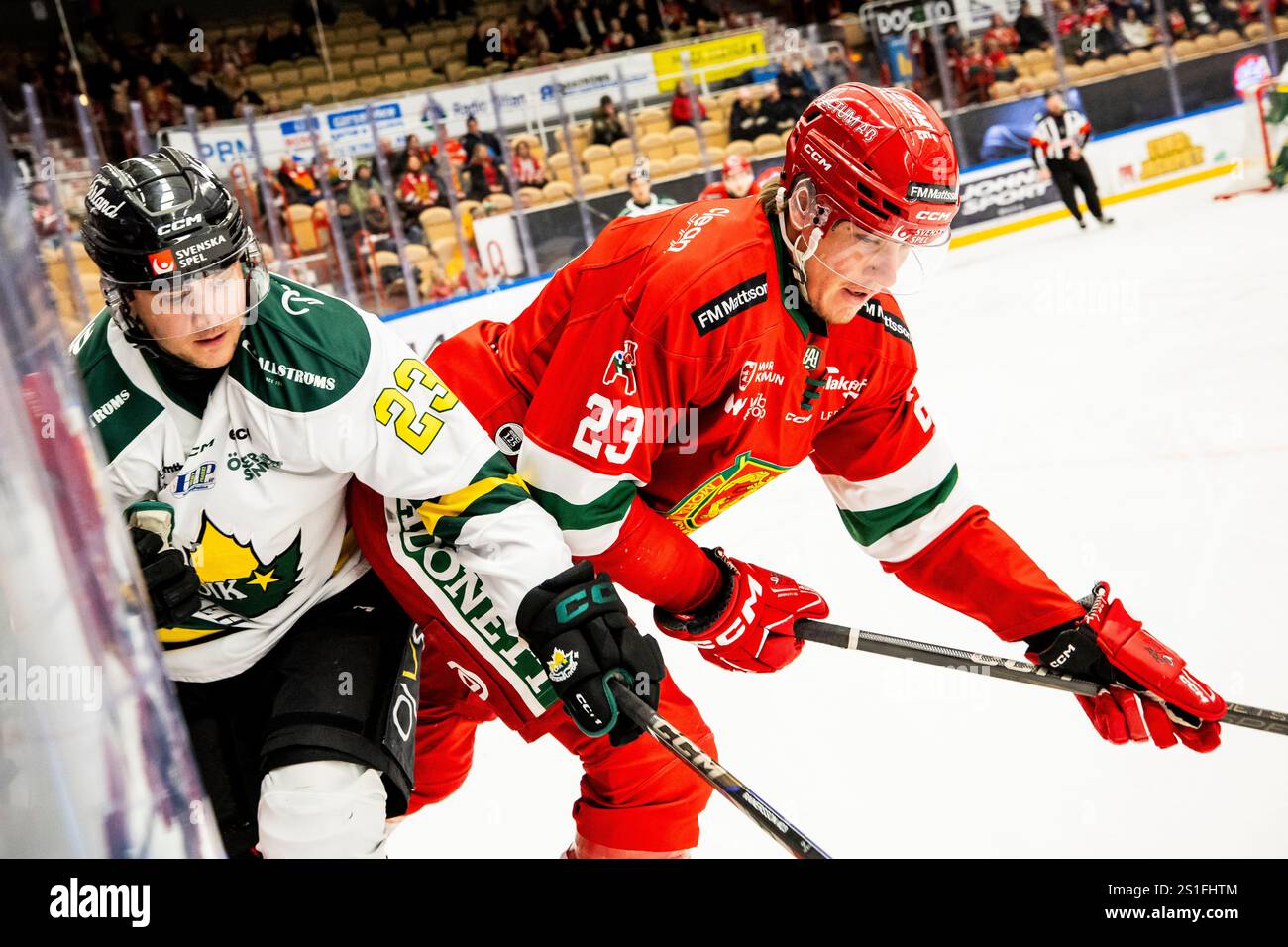 Mora, Sverige. 03rd Jan, 2025. 250103 Östersunds Erik Rainersson och Moras Gustav Olhaver under ...