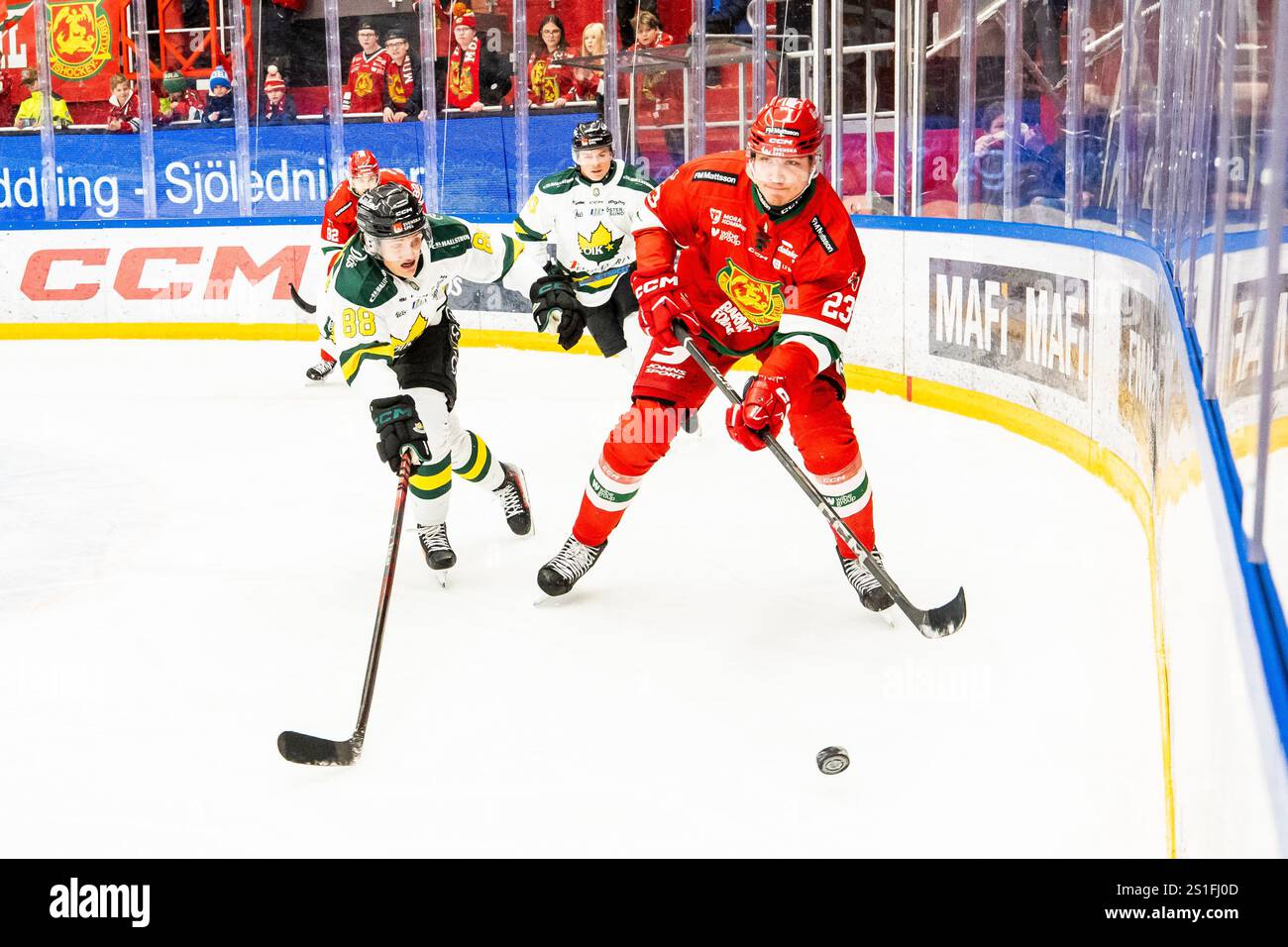 Mora, Sverige. 03rd Jan, 2025. 250103 Östersunds Maximilian Kilpinen och Moras Gustav Olhaver ...
