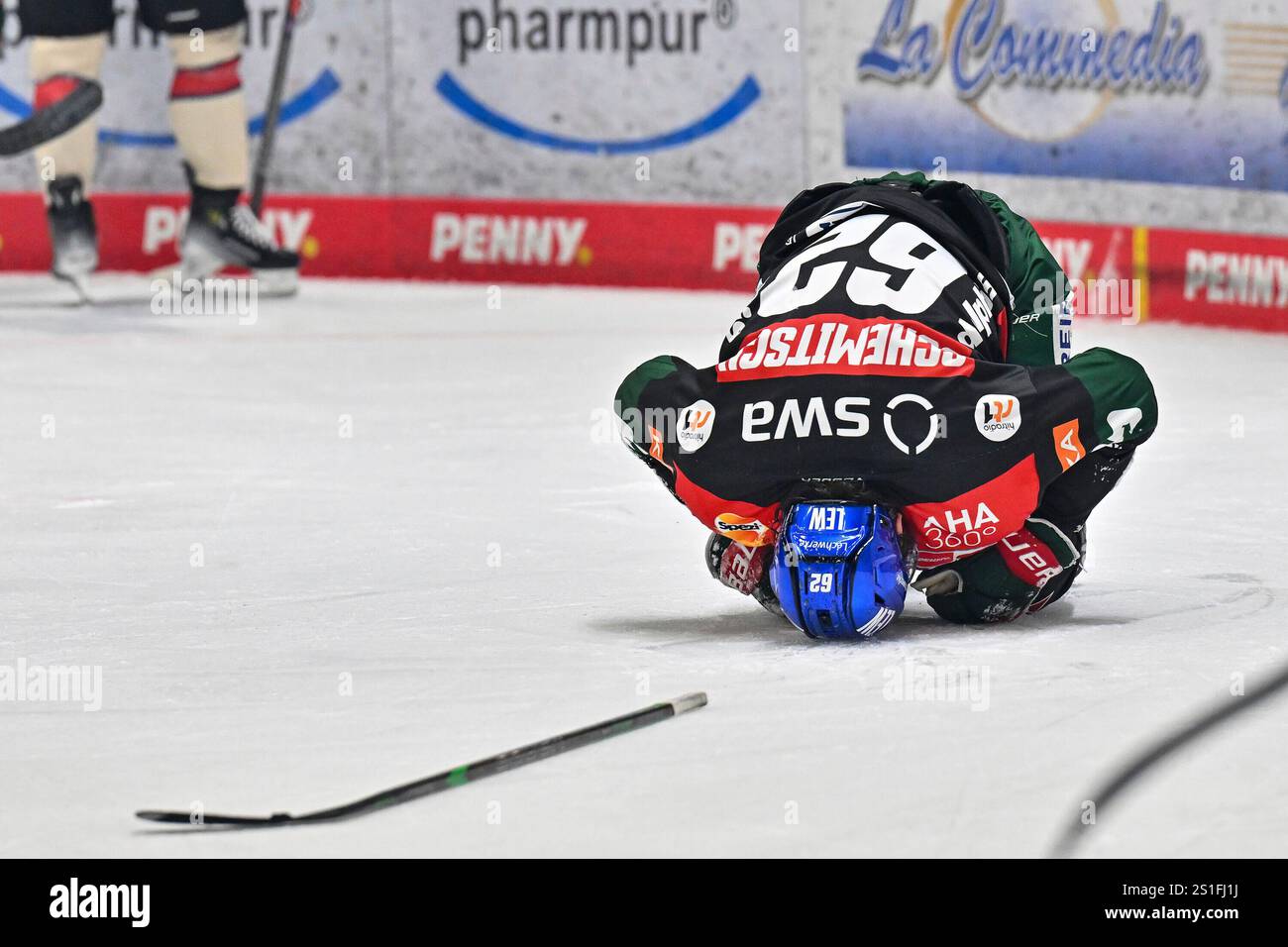 Augsburg, Deutschland. 03rd Jan, 2025. der verletzt Thomas SCHEMITCH ...