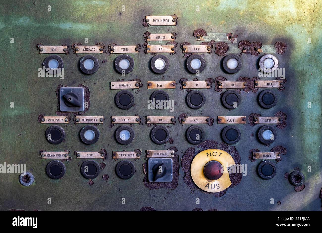 Steuerelemente einer alten industriellen Machine, Druckmaschine einer ...