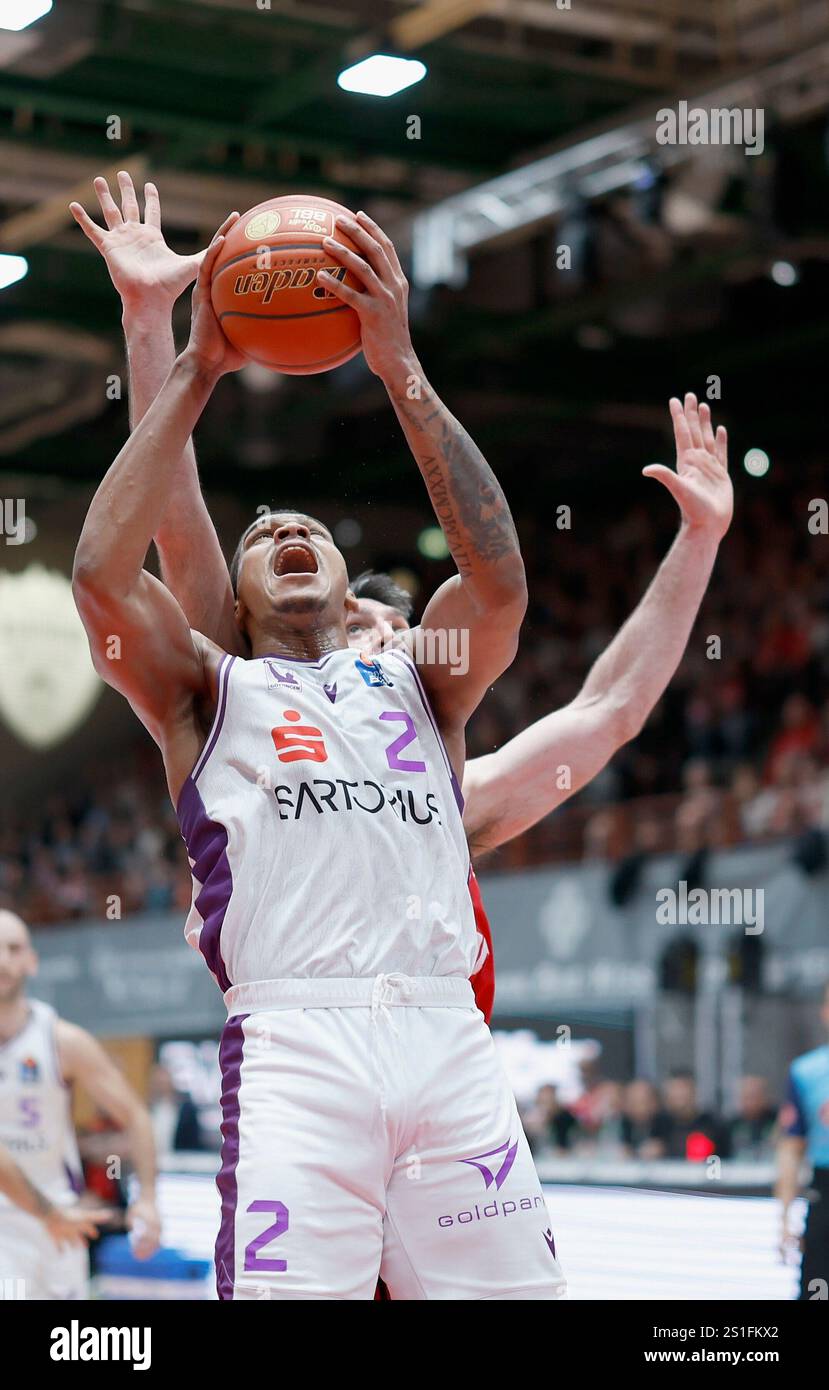 Wuerzburg, Deutschland. 03rd Jan, 2025. v.l. Demajeo Wiggins (BG ...