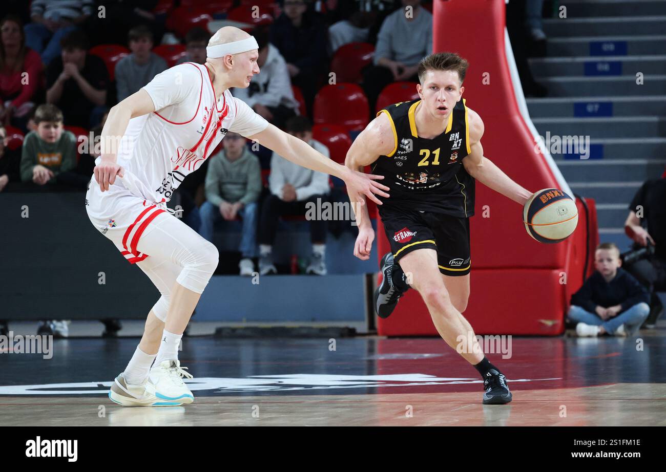 Charleroi, Belgium. 03rd Jan, 2025. Spirou's Quinten Smout and Oostende ...