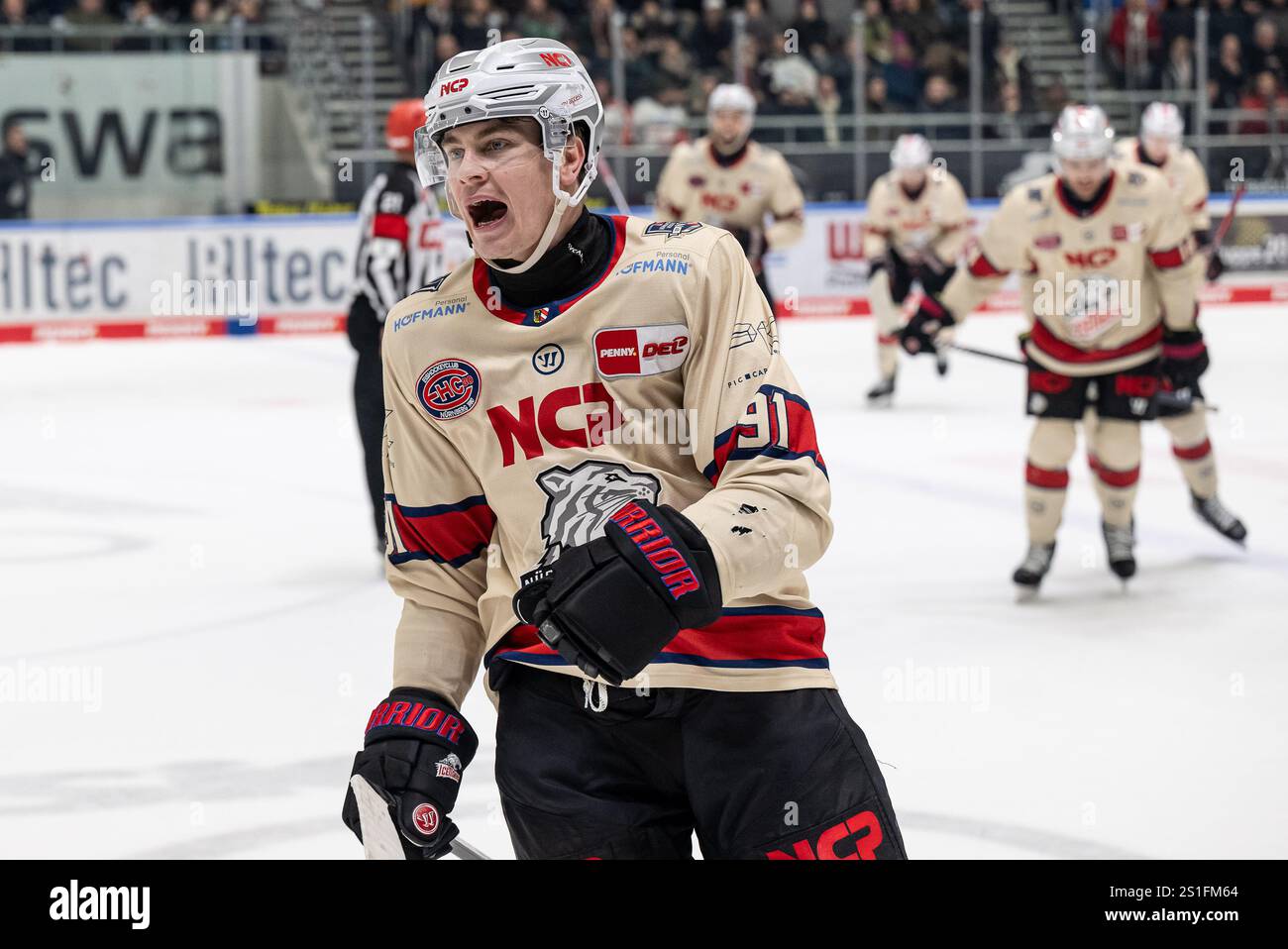 Jeremy McKenna (Nuernberg Ice Tigers, #91) bei der Rueckkehr zur Bank ...