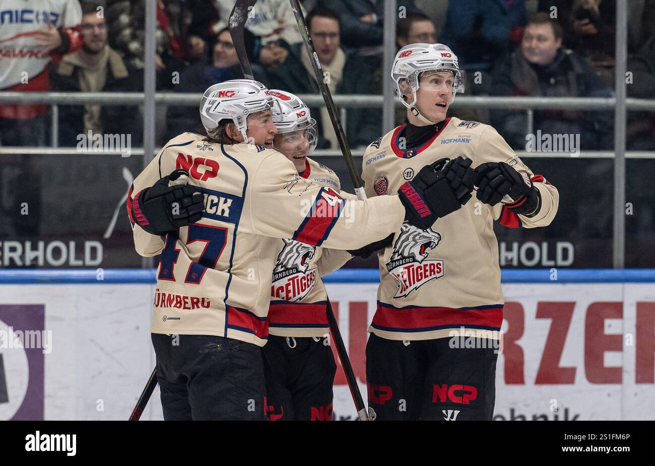 Die Nuernberger bejubeln mit Jeremy McKenna (Nuernberg Ice Tigers, #91 ...