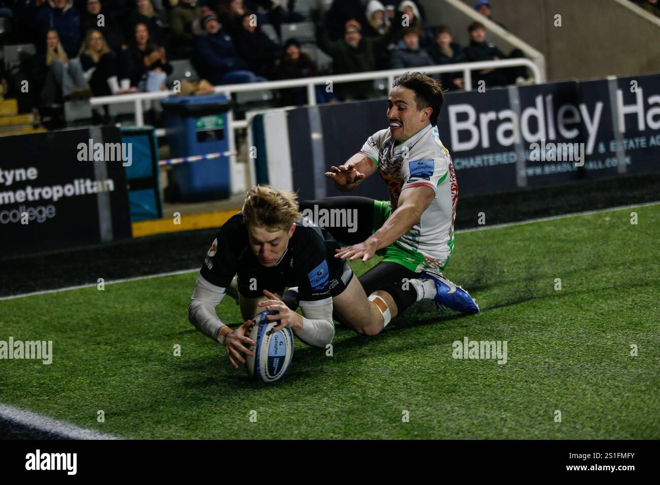 Ben Redshaw of Newcastle Falcons scores during the Gallagher ...
