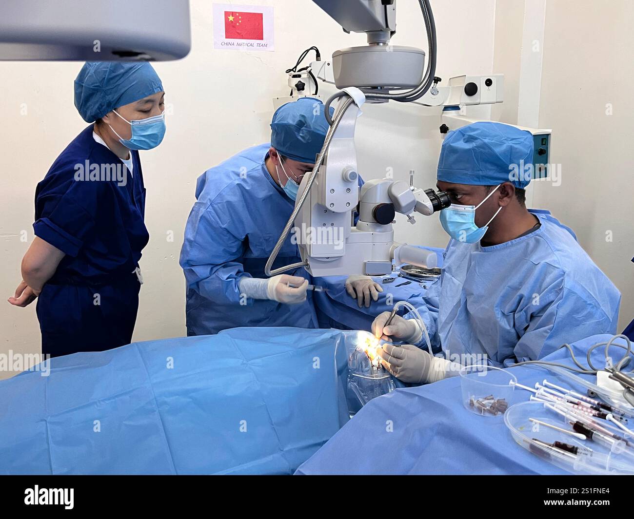 (250103) -- ADDIS ABABA, Jan. 3, 2025 (Xinhua) -- Chinese doctors and ...