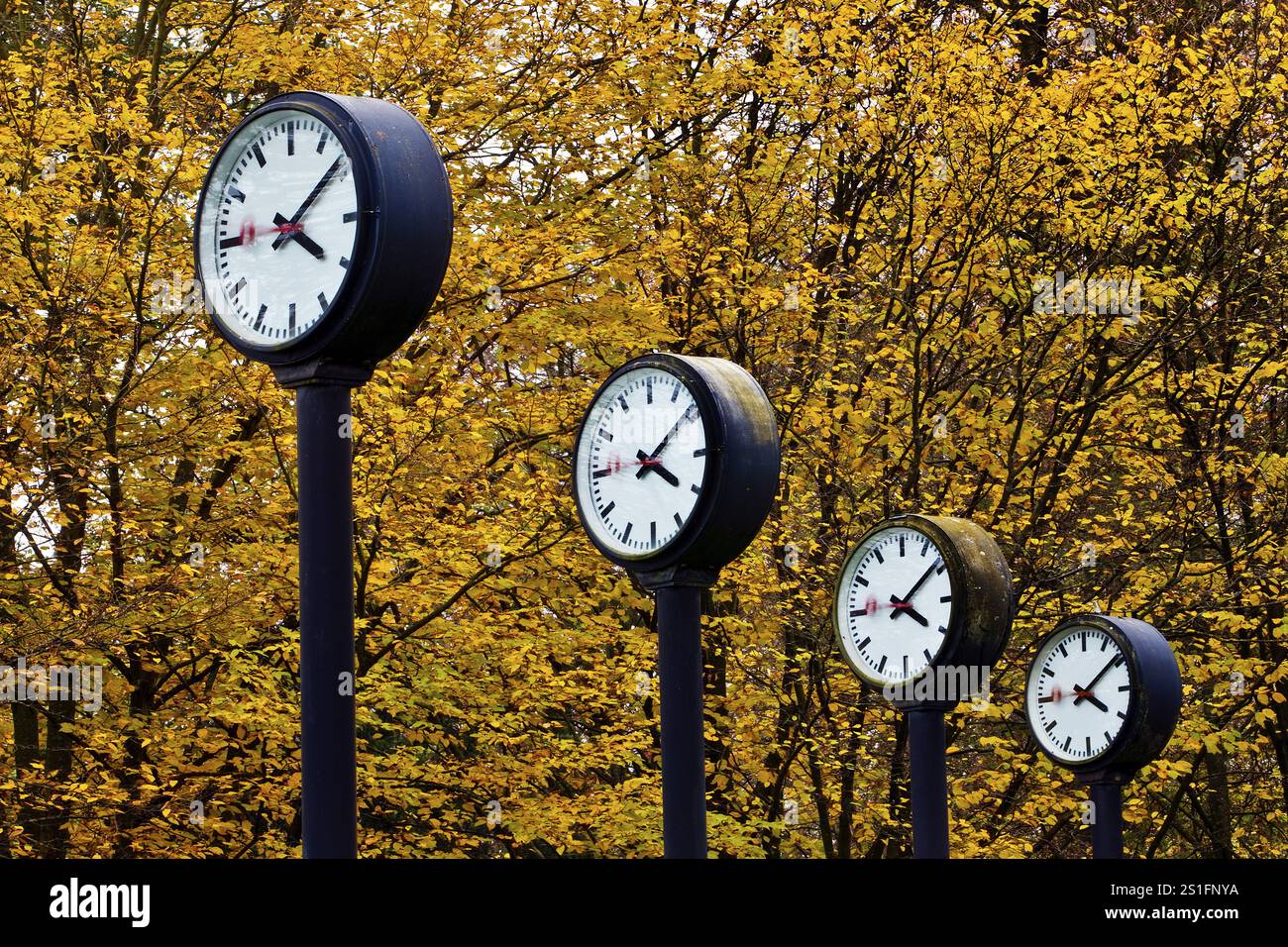 Artwork Time field, 24 synchronised station clocks, Artist Klaus Rinke ...