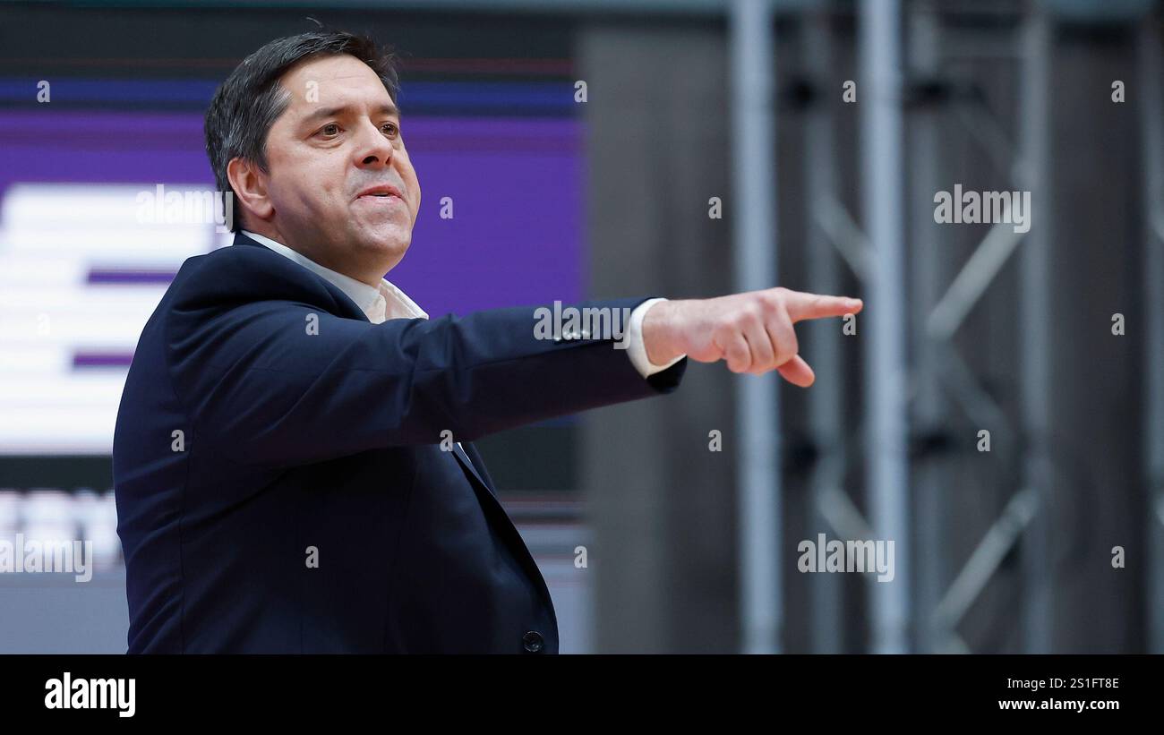 v.l. Head-Coach Sasa Filipovski (Wuerzburg Baskets), 03.01.2025 ...