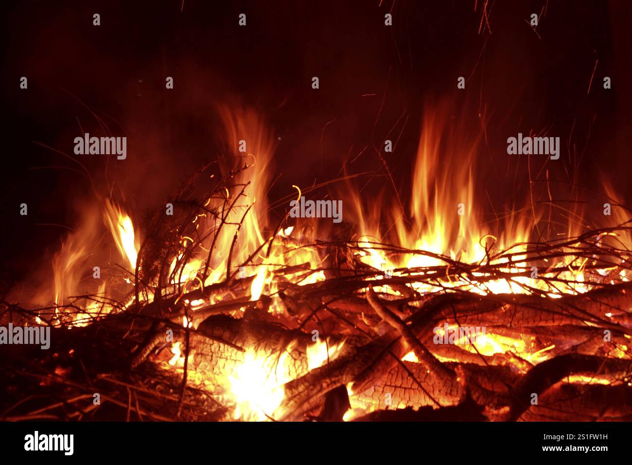 Fire burns twigs wood hi-res stock photography and images - Alamy