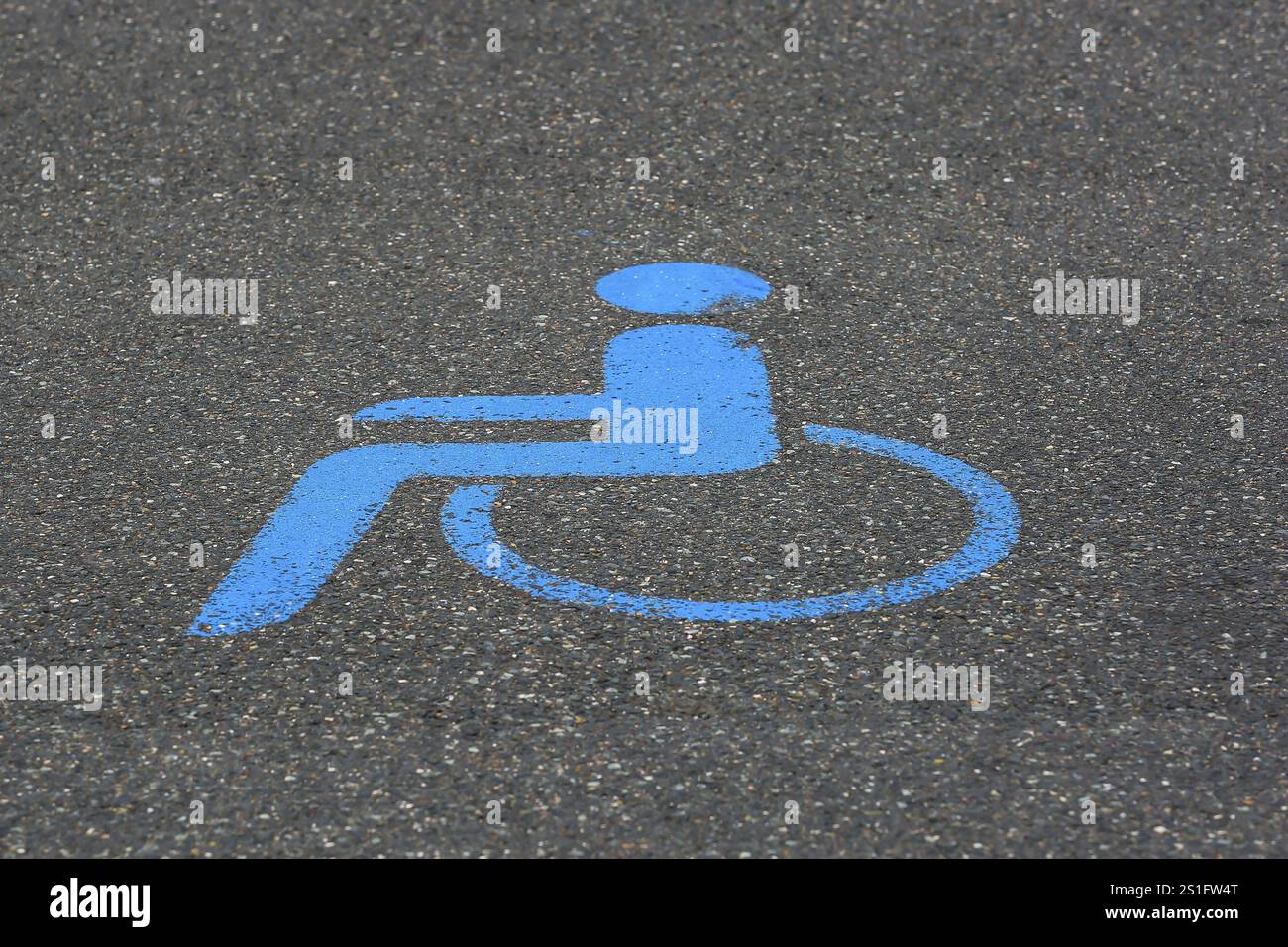 Note - Disabled car park Note on asphalt Stock Photo - Alamy