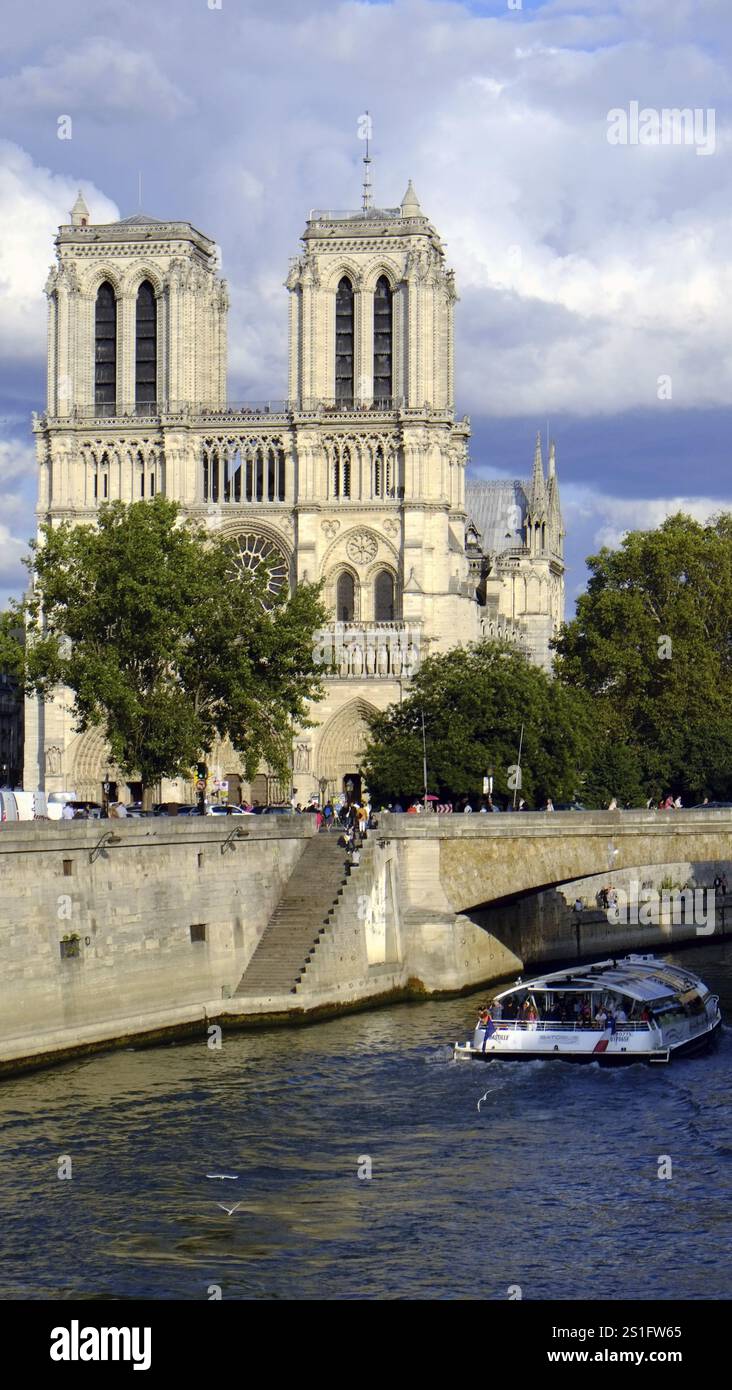 Excursion boat on the Seine with a view of Notre Dame Cathedral ...