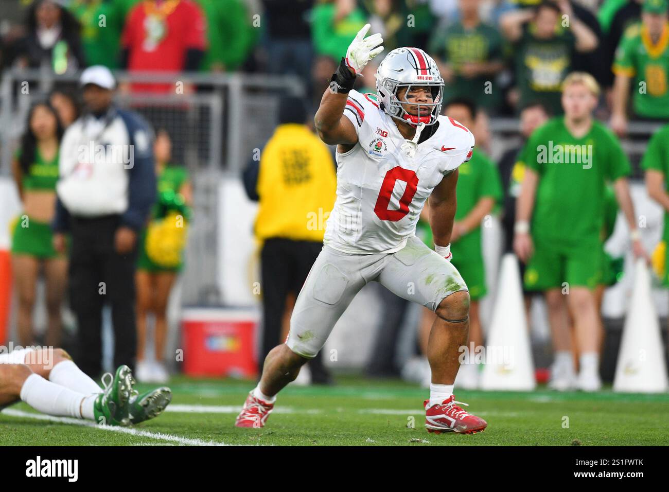 PASADENA, CA - JANUARY 01: Linebacker Cody Simon #0 of the Ohio State ...